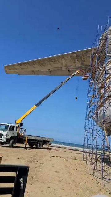 Экраноплан "Лунь" пескоструяют с помощью дизельного компрессора CrossAir Borey #каспийское_море