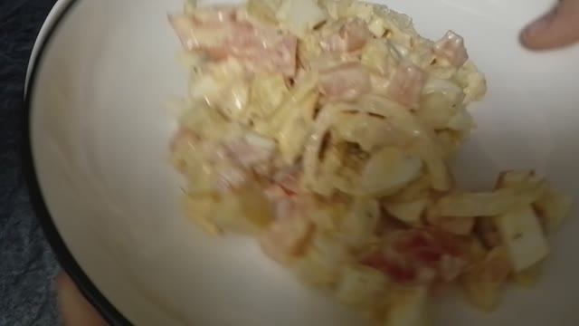 Рецепт салата с консервированным тунцом