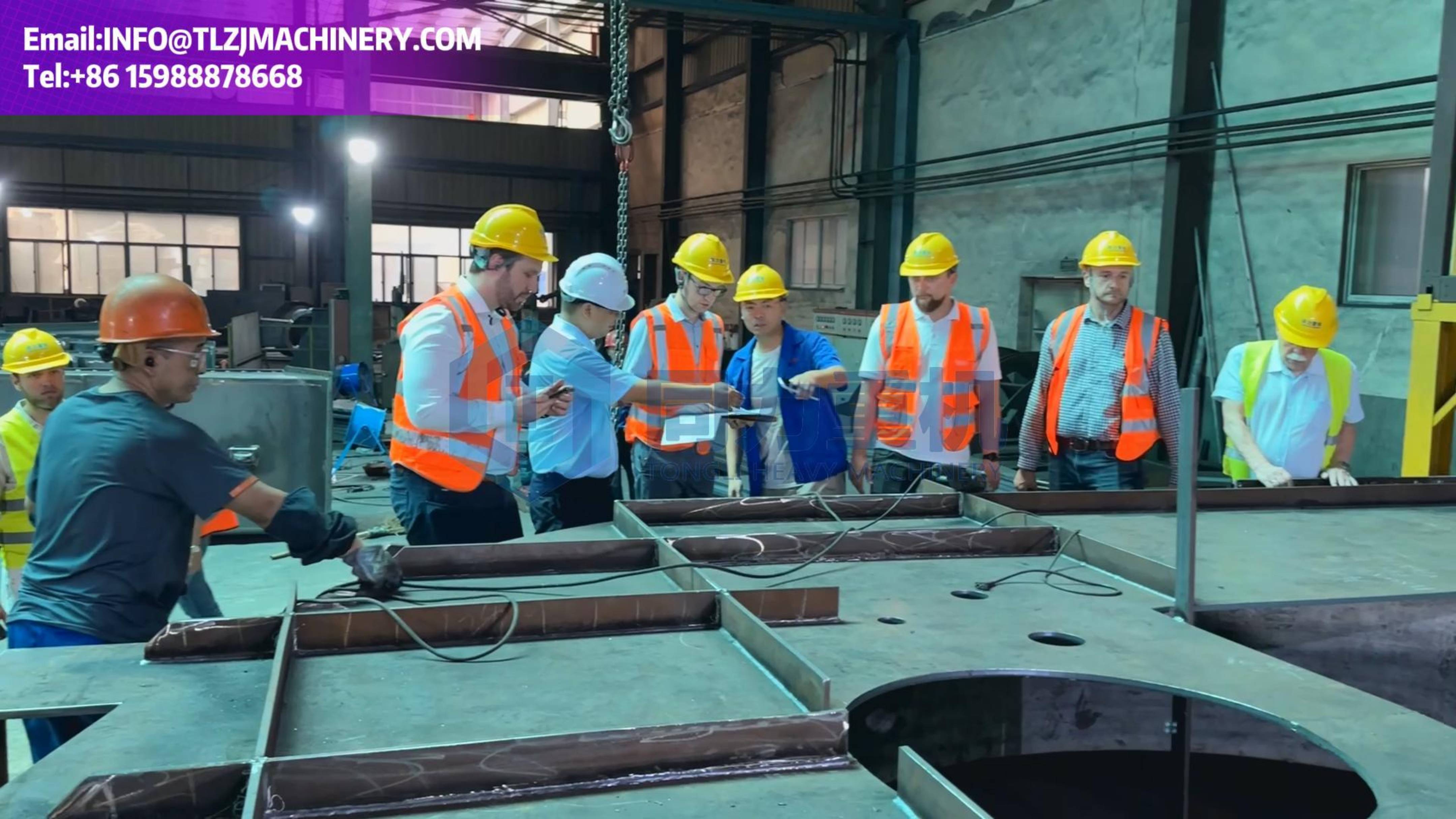 Проверка размеров крышки колпака вращающейся печи на мусоросжигательном заводе в Бельгии.