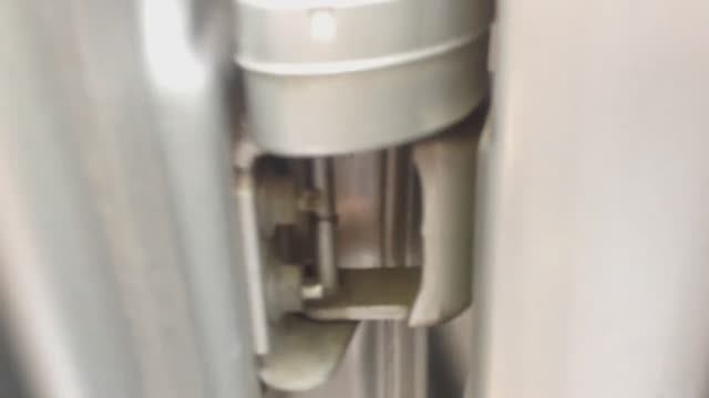 Хрустит дверь на  Renault Scenic 2 или Megane? Виновник – сломанный фиксатор двери!