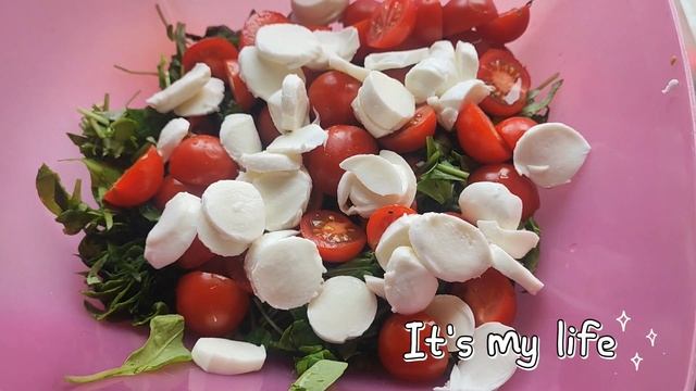 Как удивить гостей...Салат с рукколой, помидорами черри и сыром моцарелла