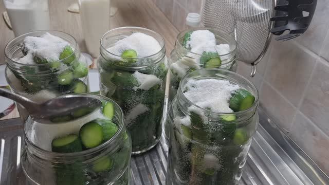 Мариную огурцы.Соль,сахар и уксус прямо в банку.