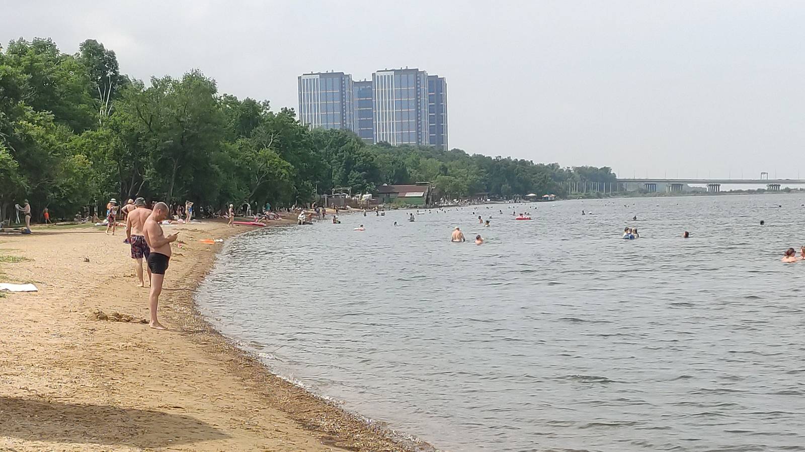 Пляж на Санаторной , рыбки в фонтане . Владивосток