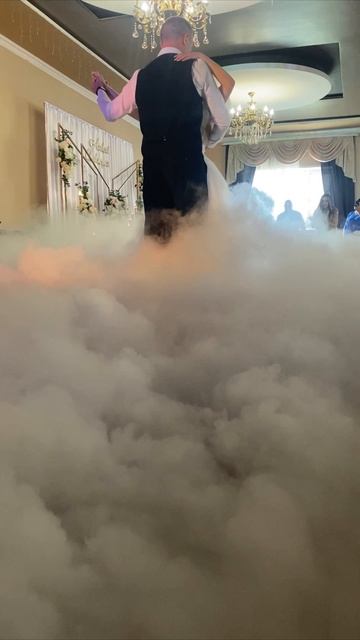 Тяжелый дым на первый танец