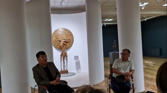 Моменты встречи со скульптором Александром Манджурьевым на выставке Даши Намдакова в НХМ РС (Я)