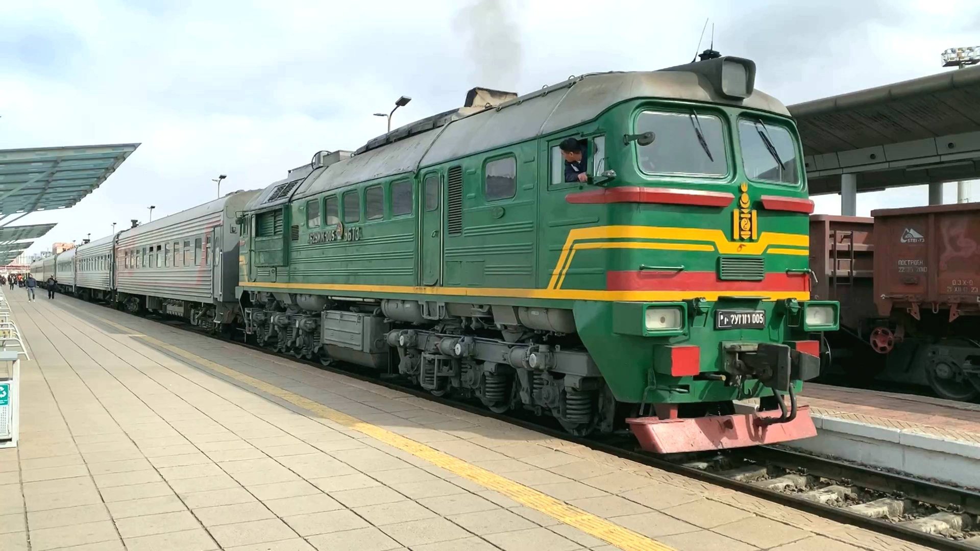 Поезд РЖД в Монголии: пассажирский поезд отправляется из Улан-Батора в Иркутск