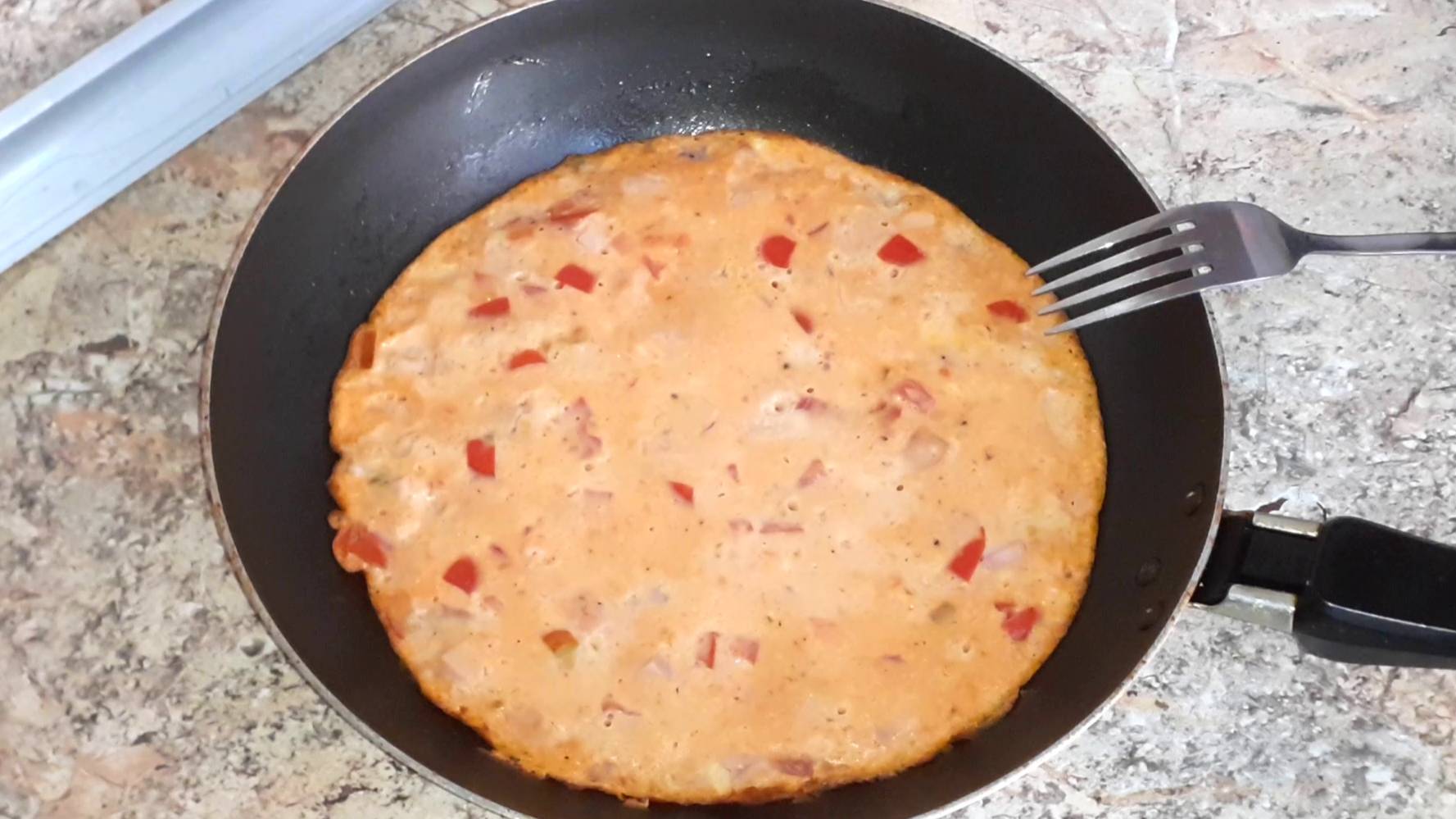 Омлет с ветчиной и помидором. Рецепт вкусного завтрака.