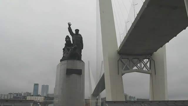 Владивосток - под Золотым мостом (на улице Светланская).