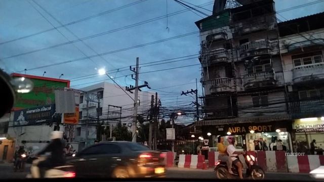 по улицам паттайи. тепразит. вечер, на закат พัทยา pattaya