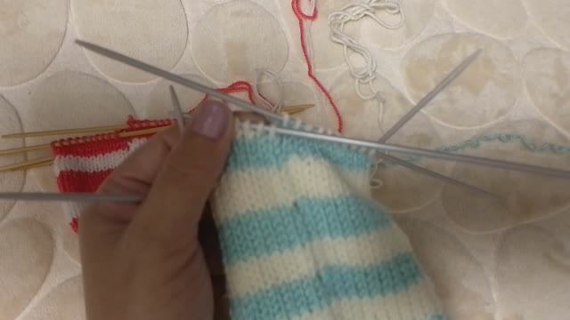 Как провязать цветные полоски без ступенчатого края. Второй способ