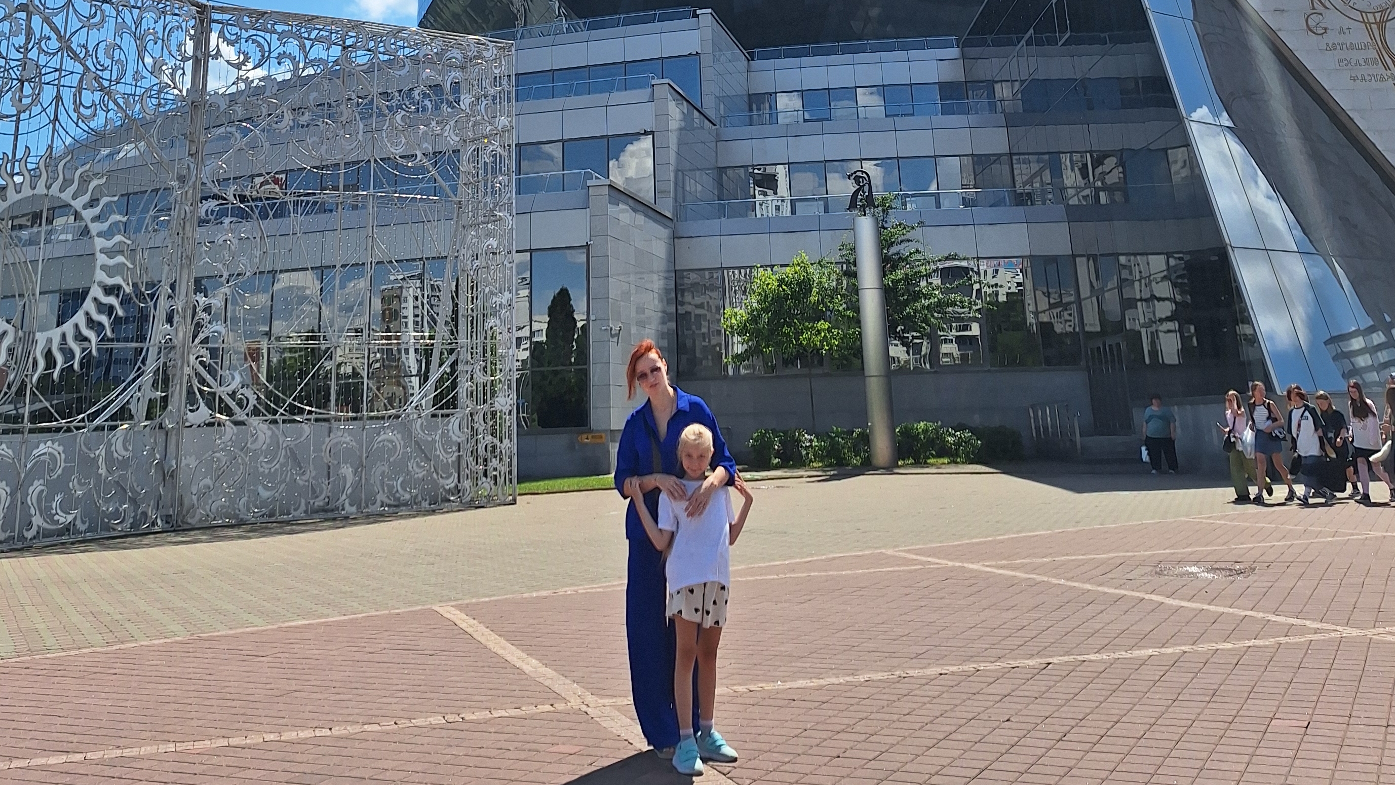 13.07.25 день 2, приехали в Минск, остановились в гостинице Агат, национальная библиотека