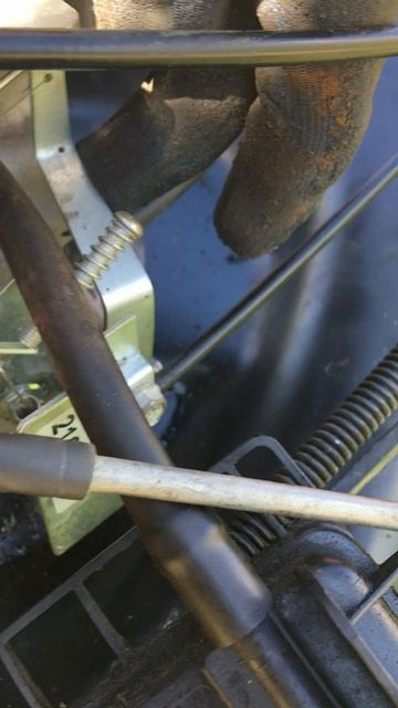 Почему газонокосилка стреляет и дергает стартер в обратную сторону. Не заводится и чихает.