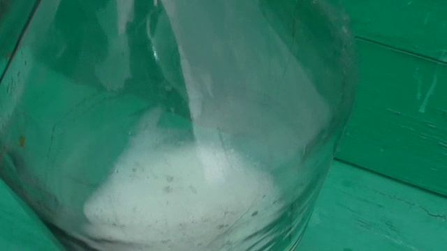 Как отмыть стеклянную бутыль 20 литров от зелени?