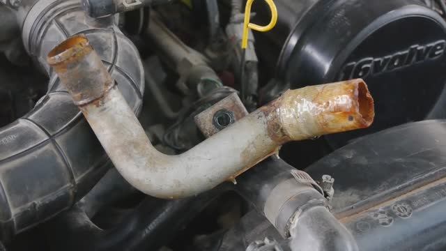 Сузуки Джимни - металлическая трубка системы охлаждения. Jimny-CoolingWaterTube