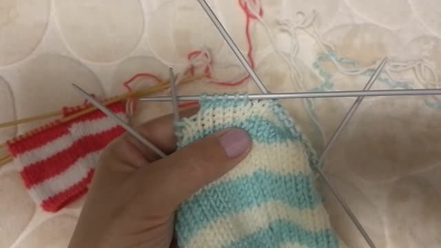 Как провязать цветные полоски без ступенчатого края. Первый способ