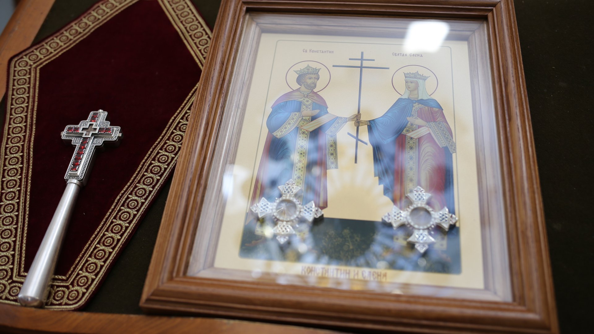 Встреча Частицы Животворящего Креста Господня и мощей святых равноапостольных Константина и Елены