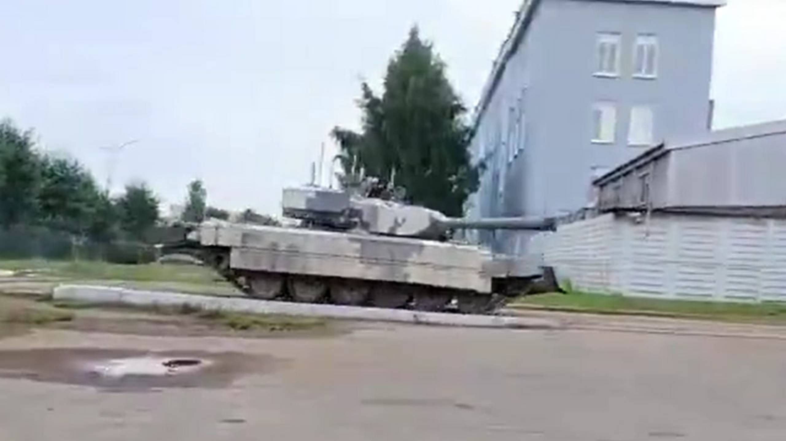 Штурмовой танк и машина управления комплекса "Штурм" созданы УВЗ