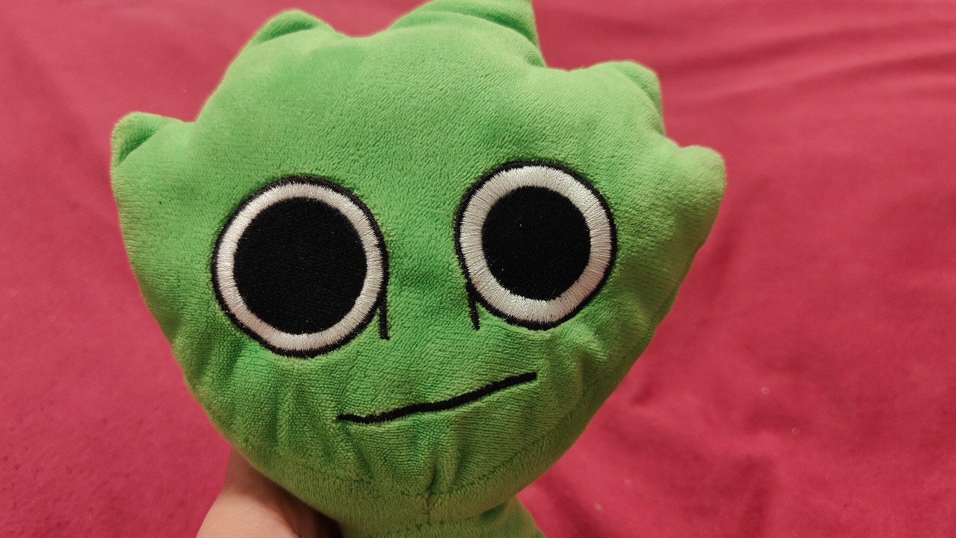 играем в мягкую игрушку зелёного спрунки спрунке для детей