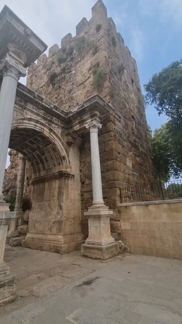 Ворота Адриана или Троянские ворота перед входом в Калеичи в Анталье