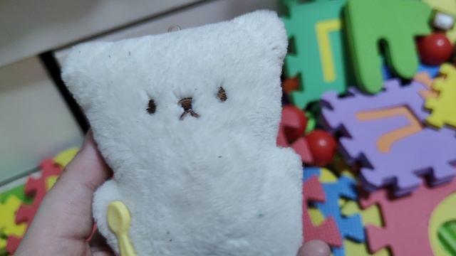 играем в мягкую игрушку для детей плюшевого котенка