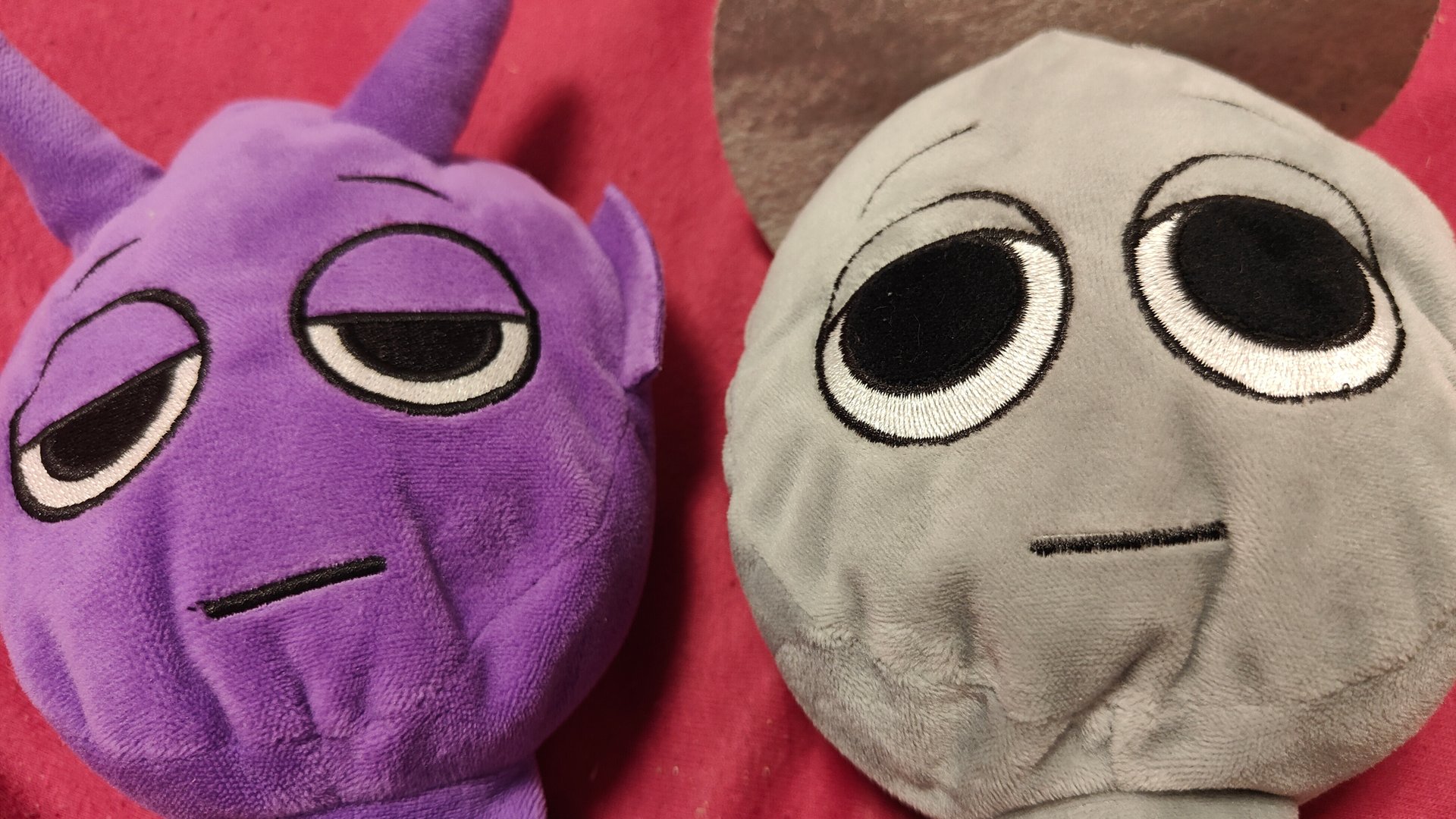 играем в мягкие игрушки спрунки для детей, фиолетовый и серый спрунки мягкие детские игрушки