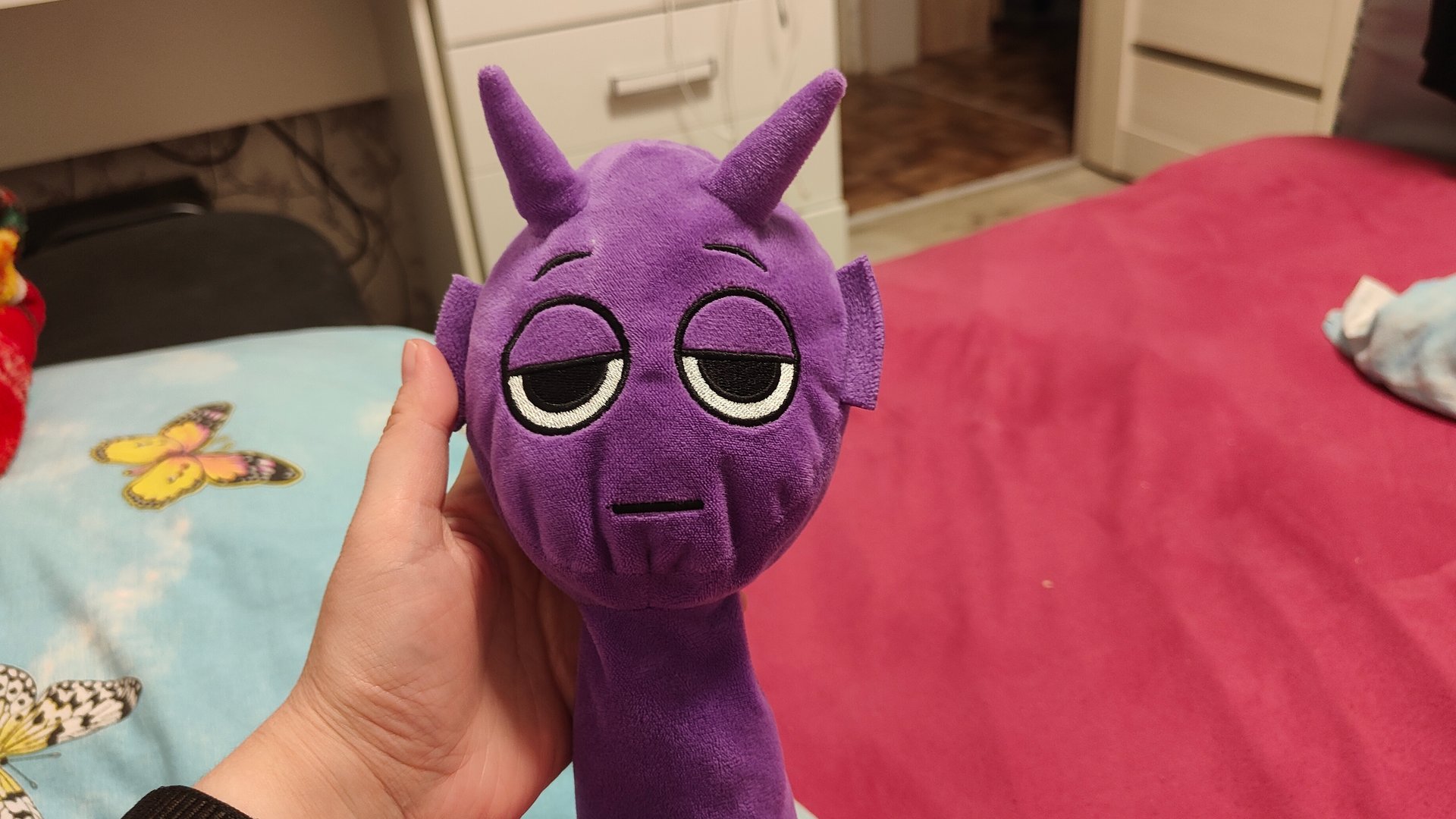 ребенок играет в мягкую игрушку спрунки sprunki Durple, плюшевый фиолетовый спрунки для детей