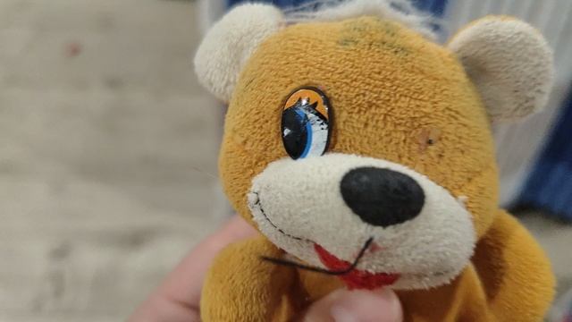 играем в плюшевого тигренка для детей