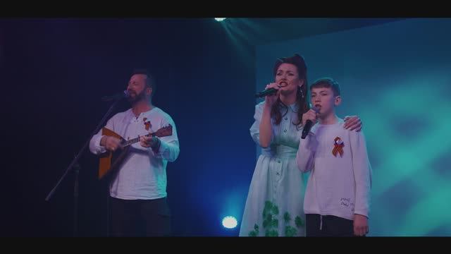 А река течёт