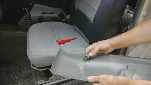 Сузуки Джимни - сломалась боковая панель сиденья. Suzukı Jimny - Front Seat Side Panel Broken