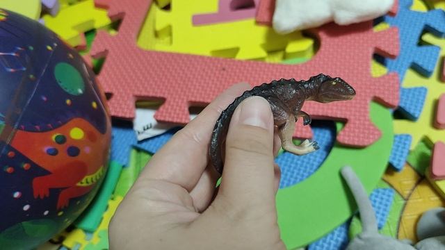 играем в фигурки динозавров для детей