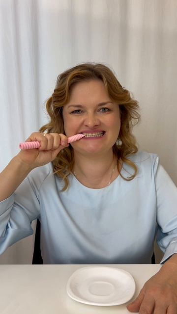 Собака держит кость