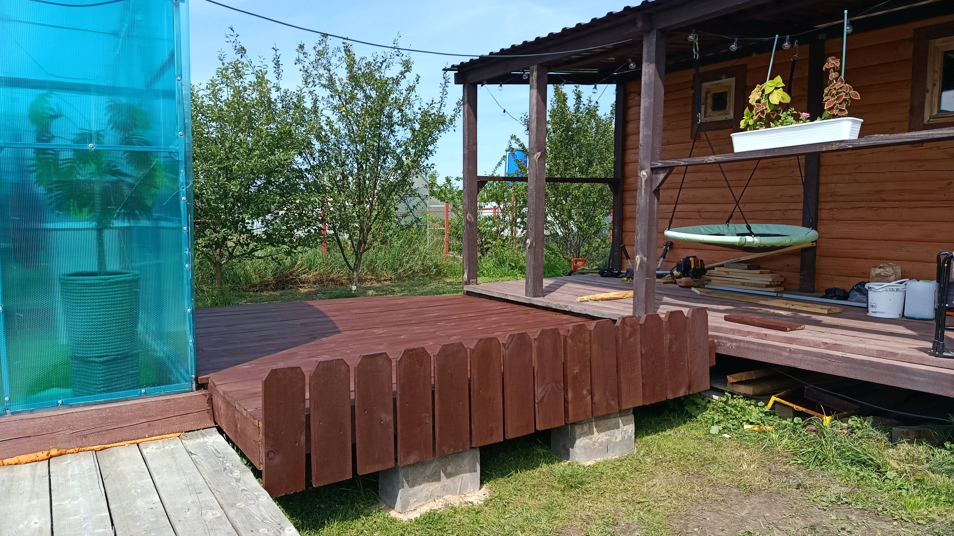 Строим переход между баней и бассейном своими руками на даче.