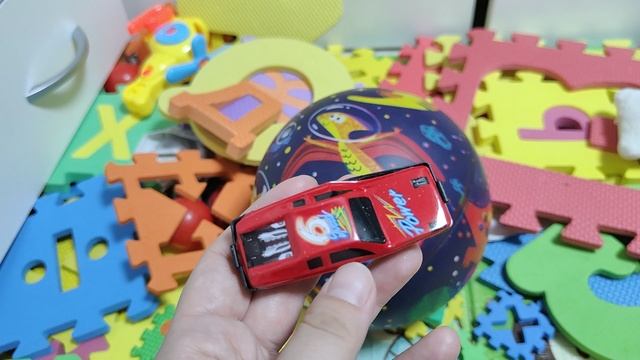 играем в маленькую красную машинку