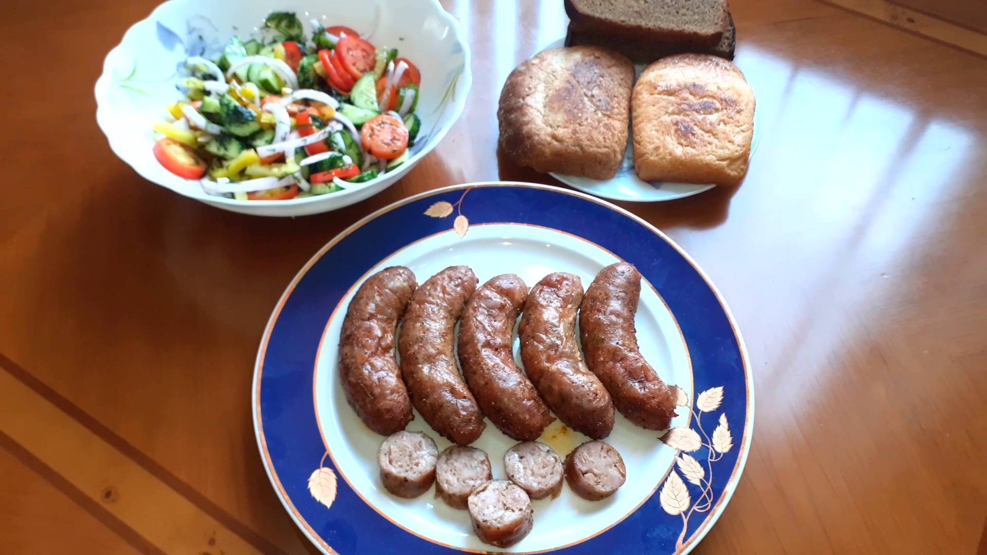 Сочные свино - говяжьи колбаски в специях запеченные в духовке. Салат и чесночный хлеб