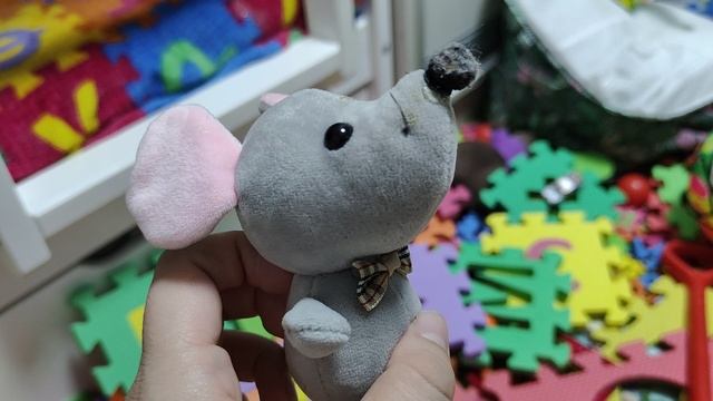 играем в плюшевого маленького мышонка для малышей