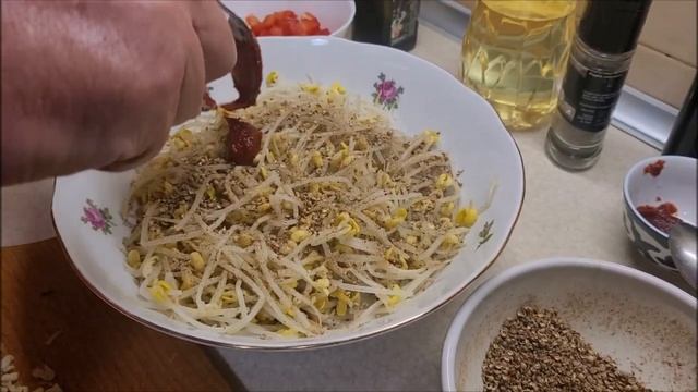 Корейский салат из пророщенных  бобов (ростки)