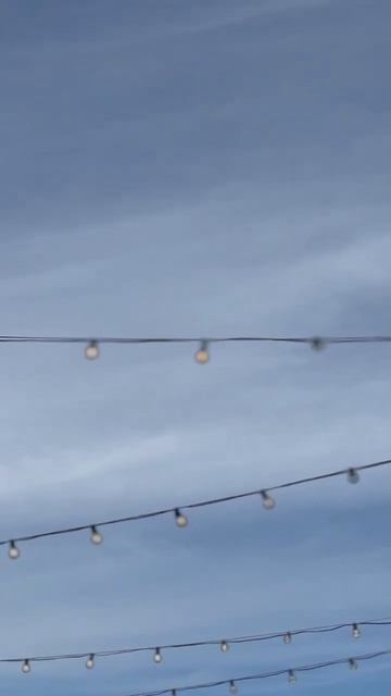 Небо в городе, фанарики и птицы 🕊️