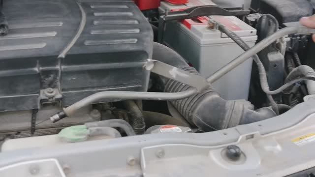 Сузуки sx4: трубка измерителя уровня масла. Ремонт. Suzuki_sx4-fluid Level Gauge Tube Repair