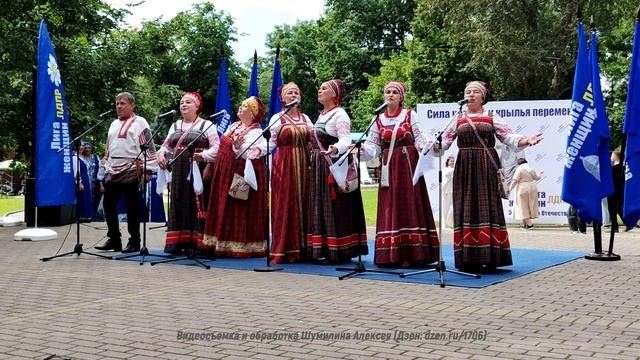 3) Выступление народной самодеятельной фольклорной группы "Истоки" ("Как за двором").