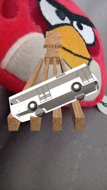 Красная птица проходит маску