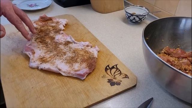 Рулет из свиной рульки, запеченный в духовке