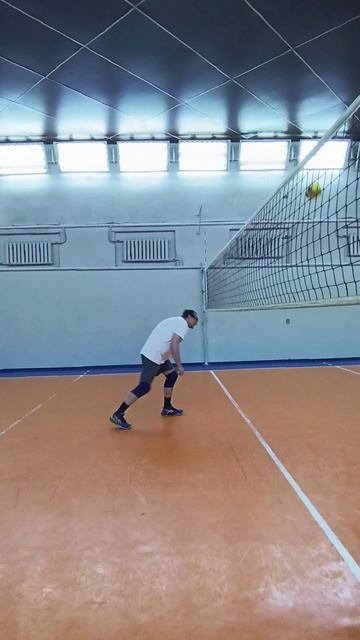 Мяч в сетке после второго удара