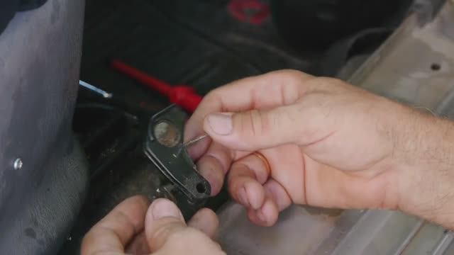 Сузуки Джимни - делаем рычаг открытия бака. Suzuki Jimny - Filler Door Release Lever Recreate