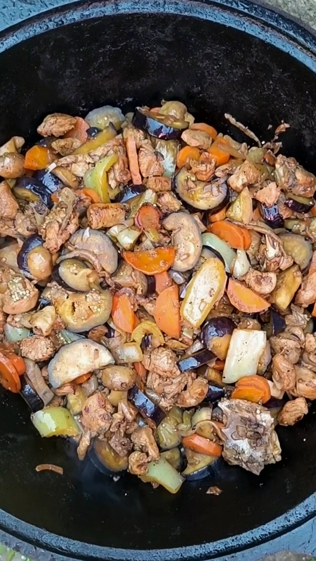 Обед/Рецепт на костре в казане! Овощи с курицей и шампиньонами на костре/Обед для семьи❤