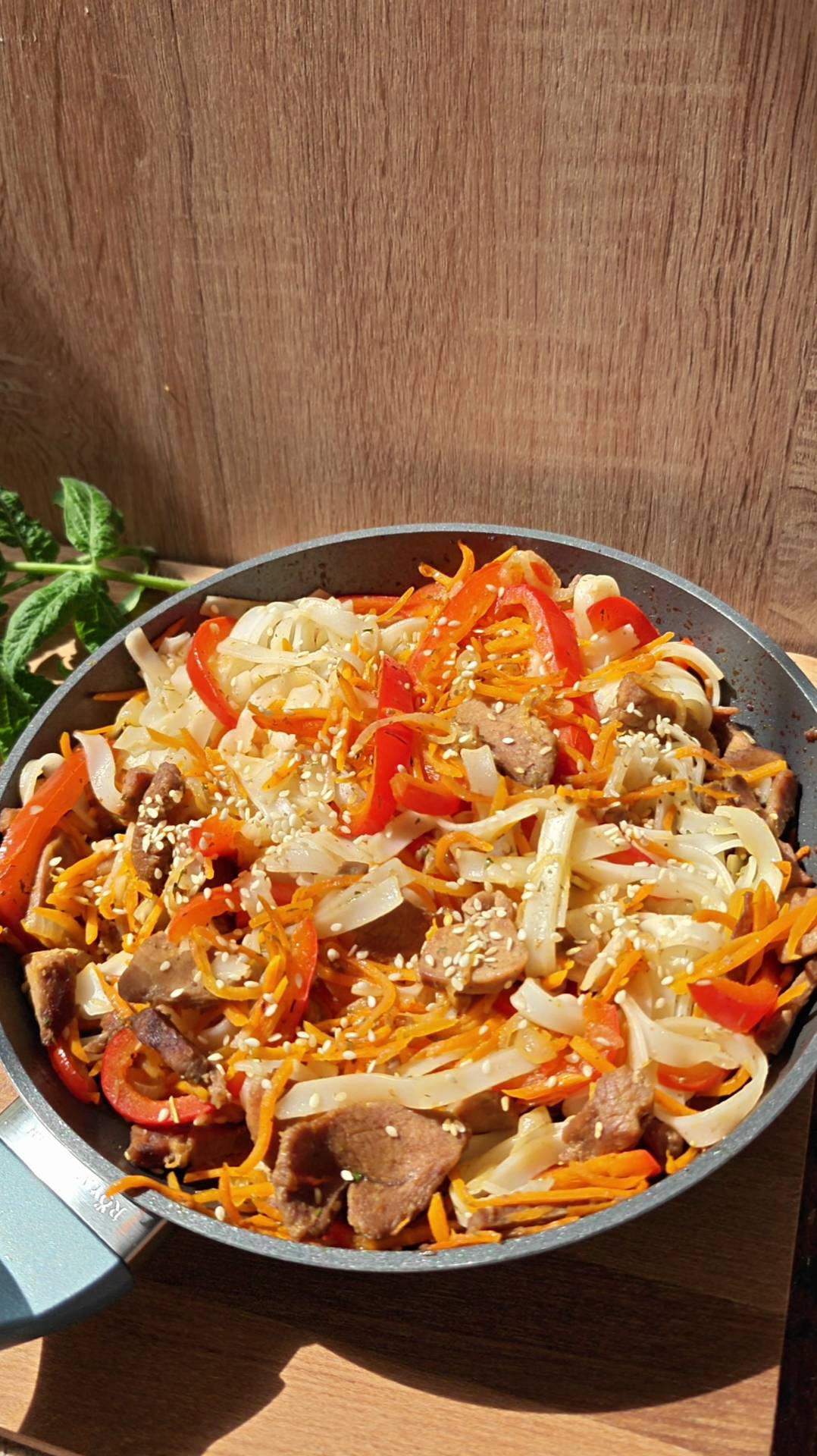 Рисовая лапша с индейкой и овощами. Обед на 427 калорий