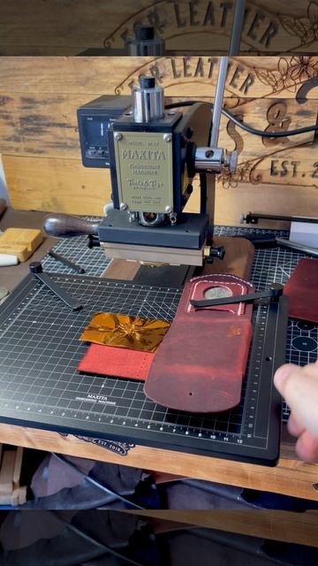 Горячее тиснение с фольгой.