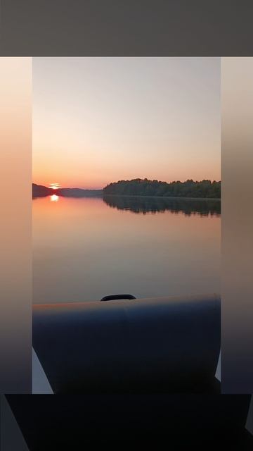 Закат солнца на озере 🌅