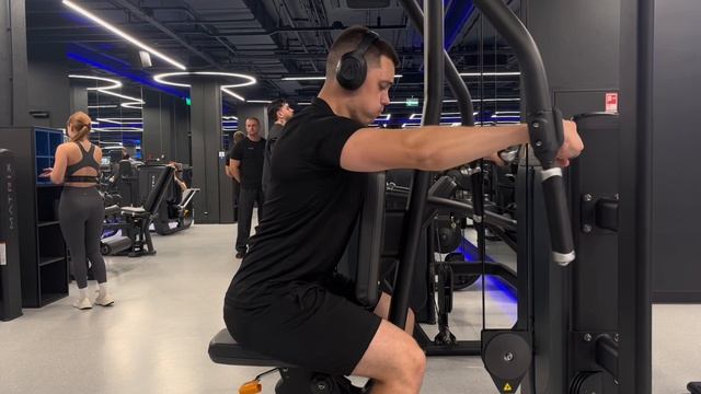 Горизонтальное разведение рук в тренажере