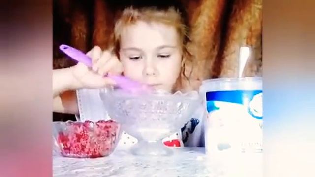 Десерт из мороженого с малиной и земляникой ..