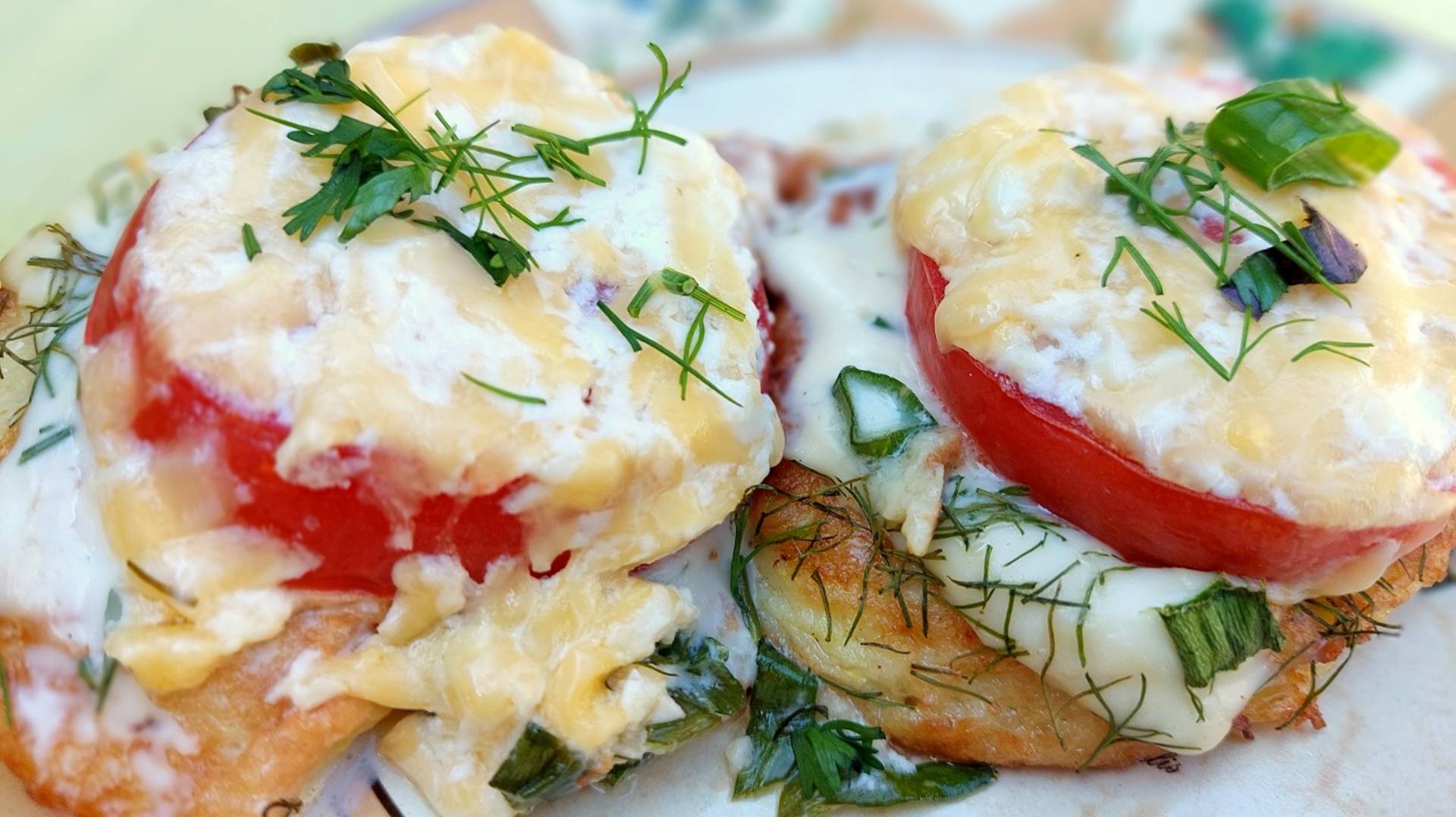 Кабачковые оладьи, запечённые в духовке с помидорами и сыром. Вкусный горячий завтрак.